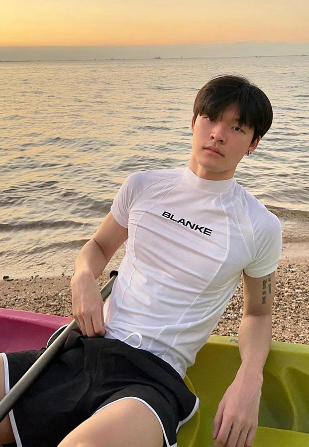 BILL Billtnk แจกวาร์ปหนุ่มงานดี ซิกแพคแน่น ออร่าความหล่อมาเต็ม