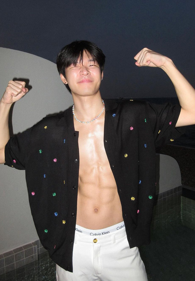 BILL Billtnk แจกวาร์ปหนุ่มงานดี ซิกแพคแน่น ออร่าความหล่อมาเต็ม